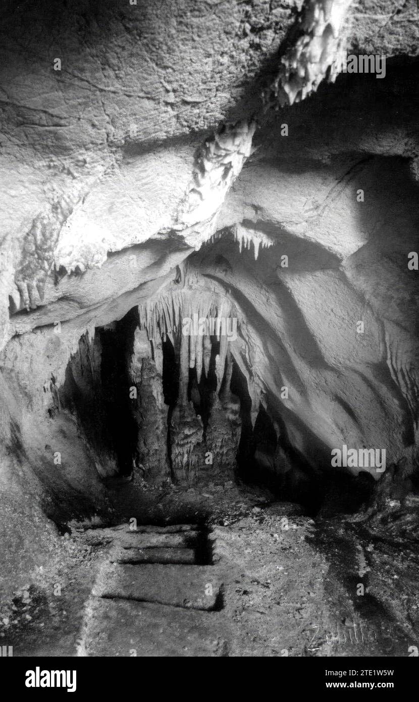 Pileta caves hi-res stock photography and images - Alamy