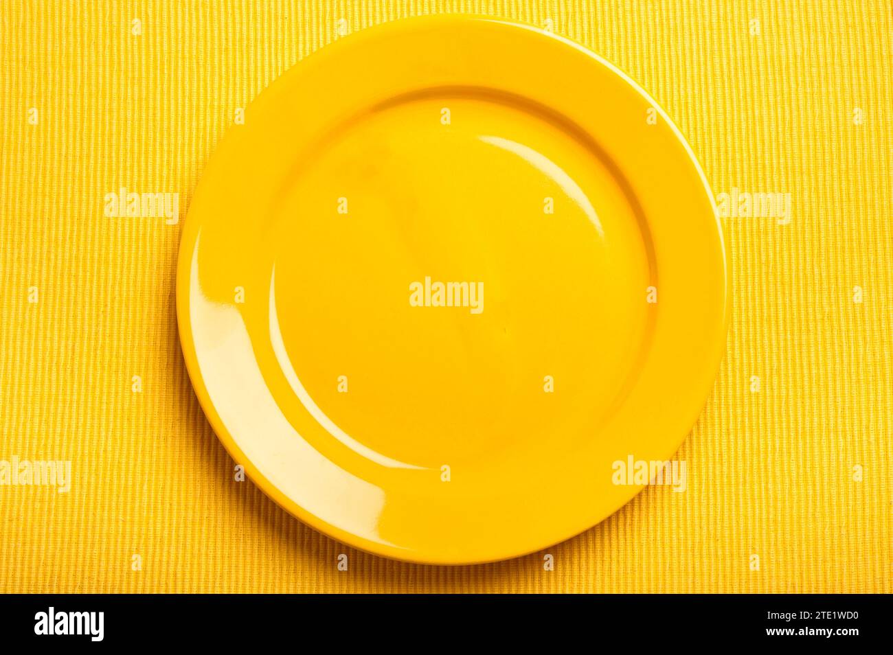 Empty plate on yellow hi-res stock photography and images - Alamy