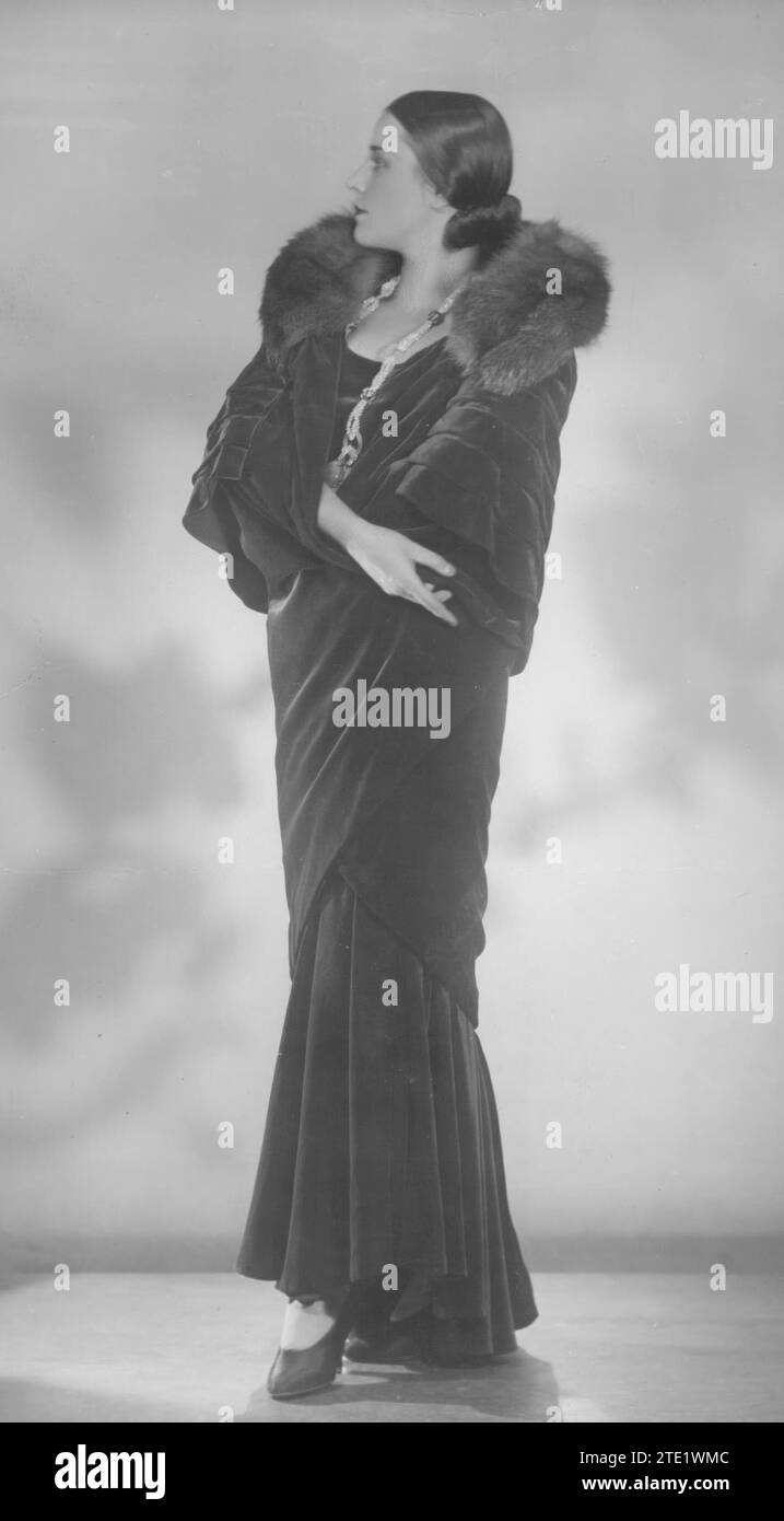 In the Image, dress and velvet cape with "Renard" collar. 1930's ...