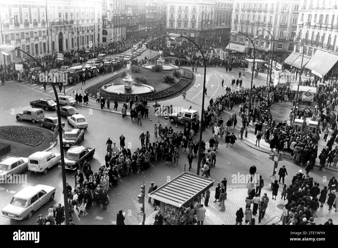 Madrid. 11/21/1975. Massive queue as it passes through Puerta del Sol ...