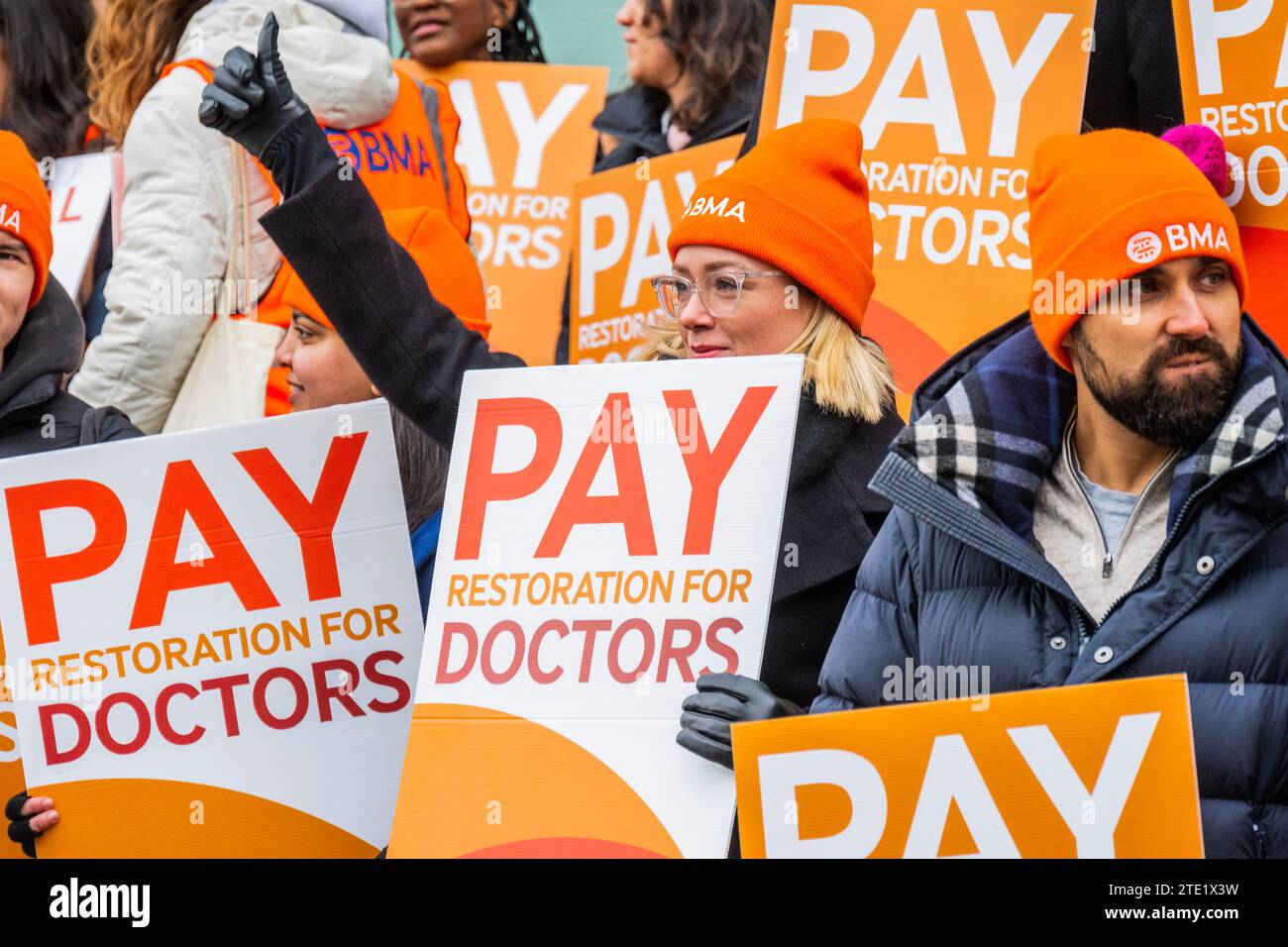 London, UK. 20th Dec, 2023. A picket line outside UCHL thanks cars that ...