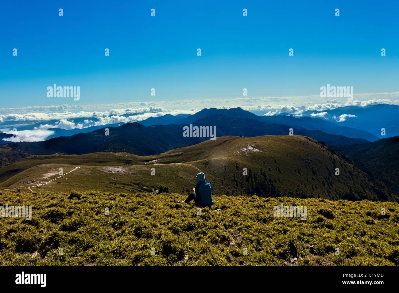 A sea of clouds below the Jiaming Lake Trail, Taitung, Taiwan Stock ...