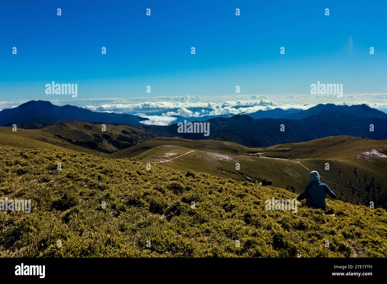 A sea of clouds below the Jiaming Lake Trail, Taitung, Taiwan Stock ...