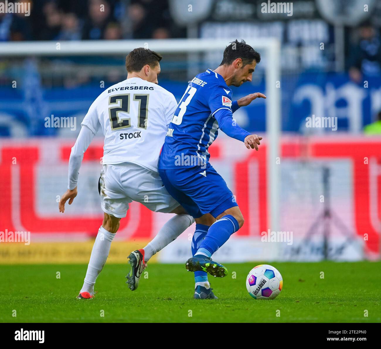 Karlsruhe, Deutschland. 17th Dec, 2023. Zweikampf zwischen Lars Stindl ...