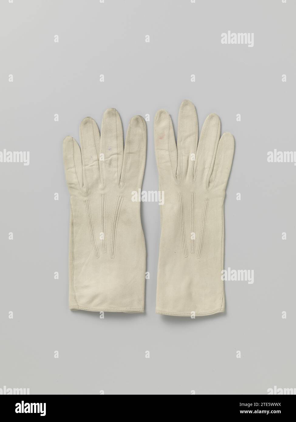 Glove of beige laundry leather, anonymous, c. 1900 - c. 1950 Left ...