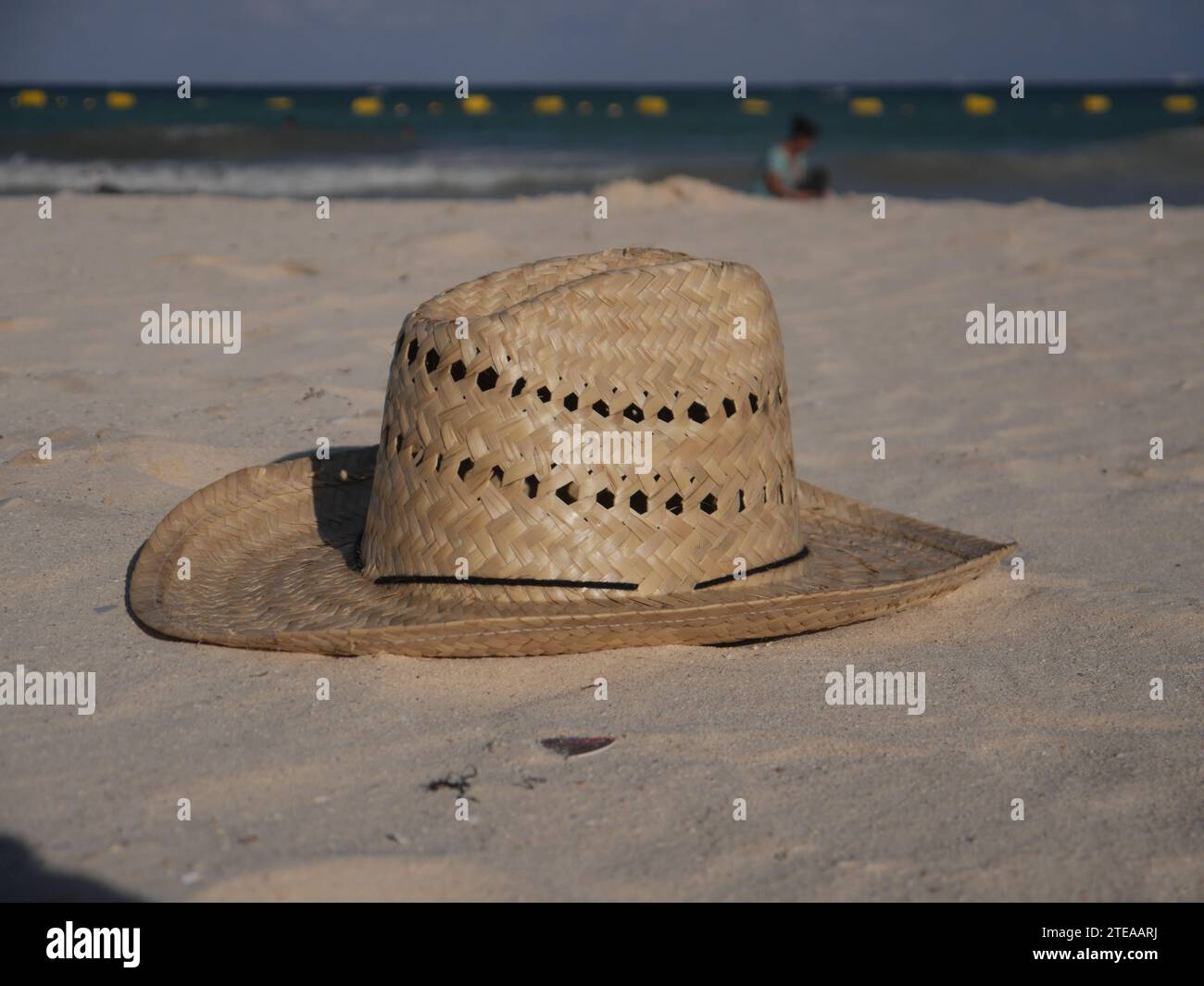 straw hat at the beach Stock Photo - Alamy