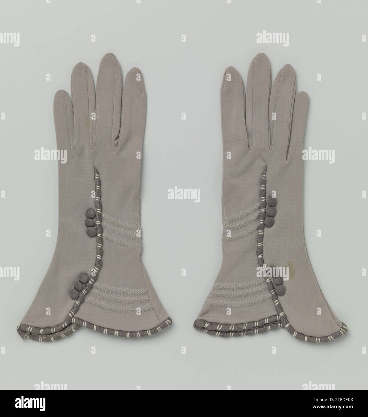 Pair of gloves with cut-on cuffs, anonymous, c. 1950 - c. 1960 Left ...