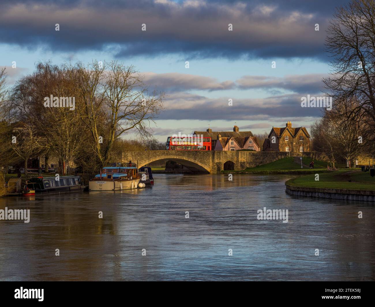 Rural Bus, Abington Bridge, River Thames, Abington, Oxfordshire ...