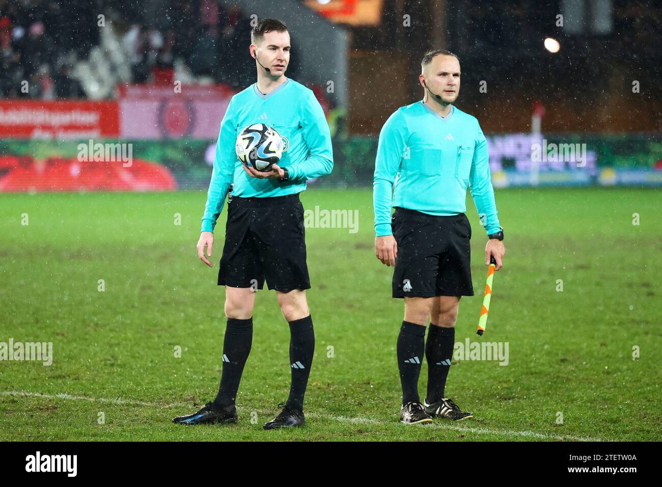 Martin Speckner Schiedsrichter mit Assistent Christopher Knauer Fußball ...