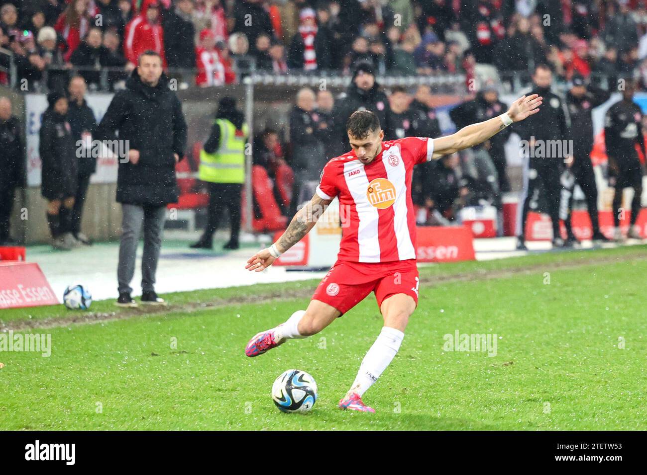Andreas Wiegel (RWE) Flanke. Fußball, 20. Spieltag 3 Liga Saison 2023/ ...