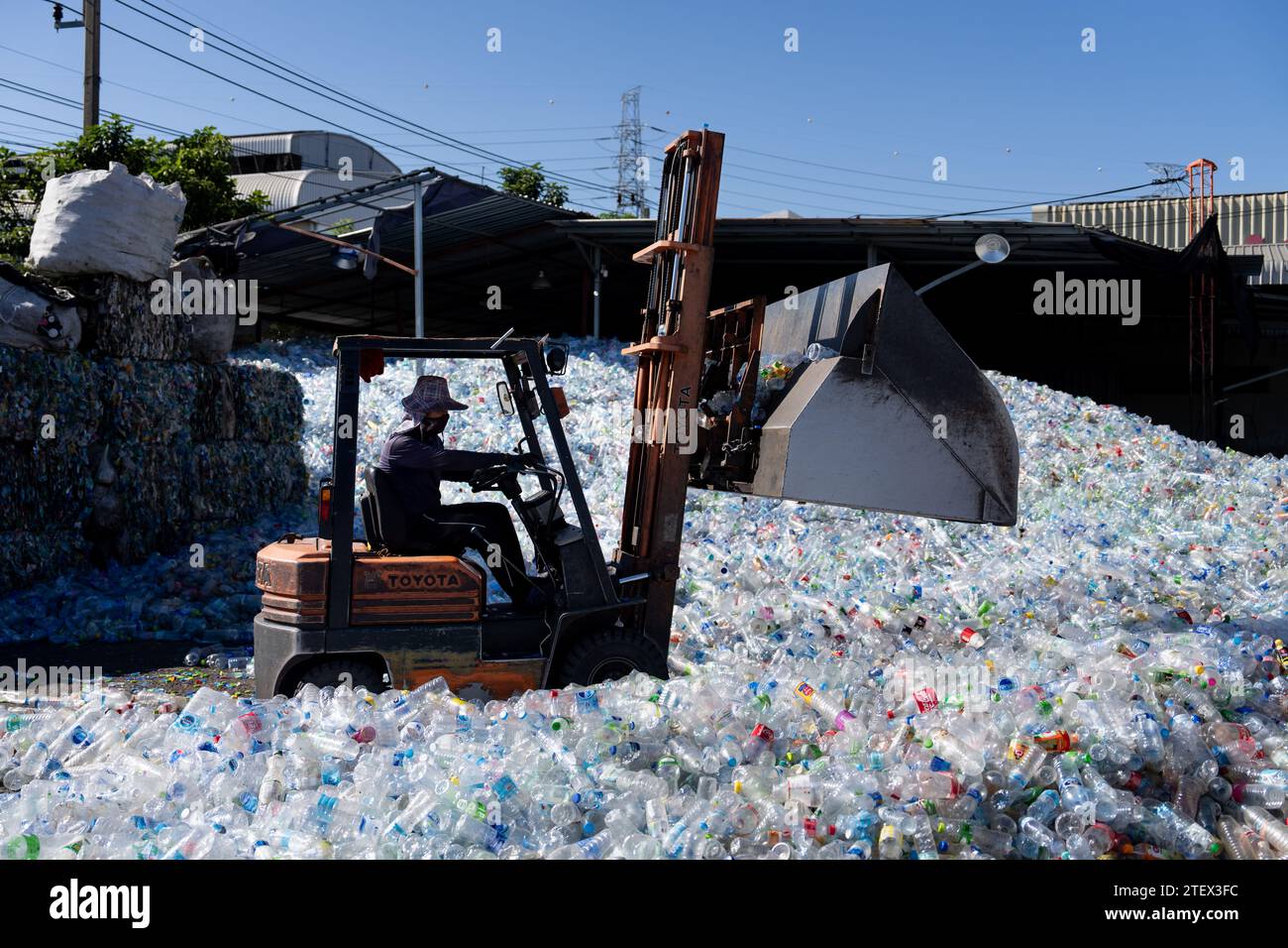 Worlds plastic pollution crisis hi-res stock photography and images - Alamy