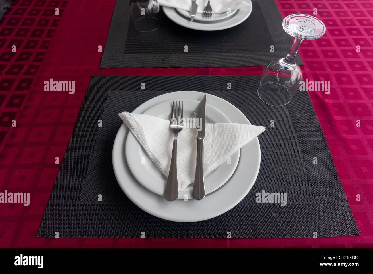 Sophisticated dinnerware hi-res stock photography and images - Alamy
