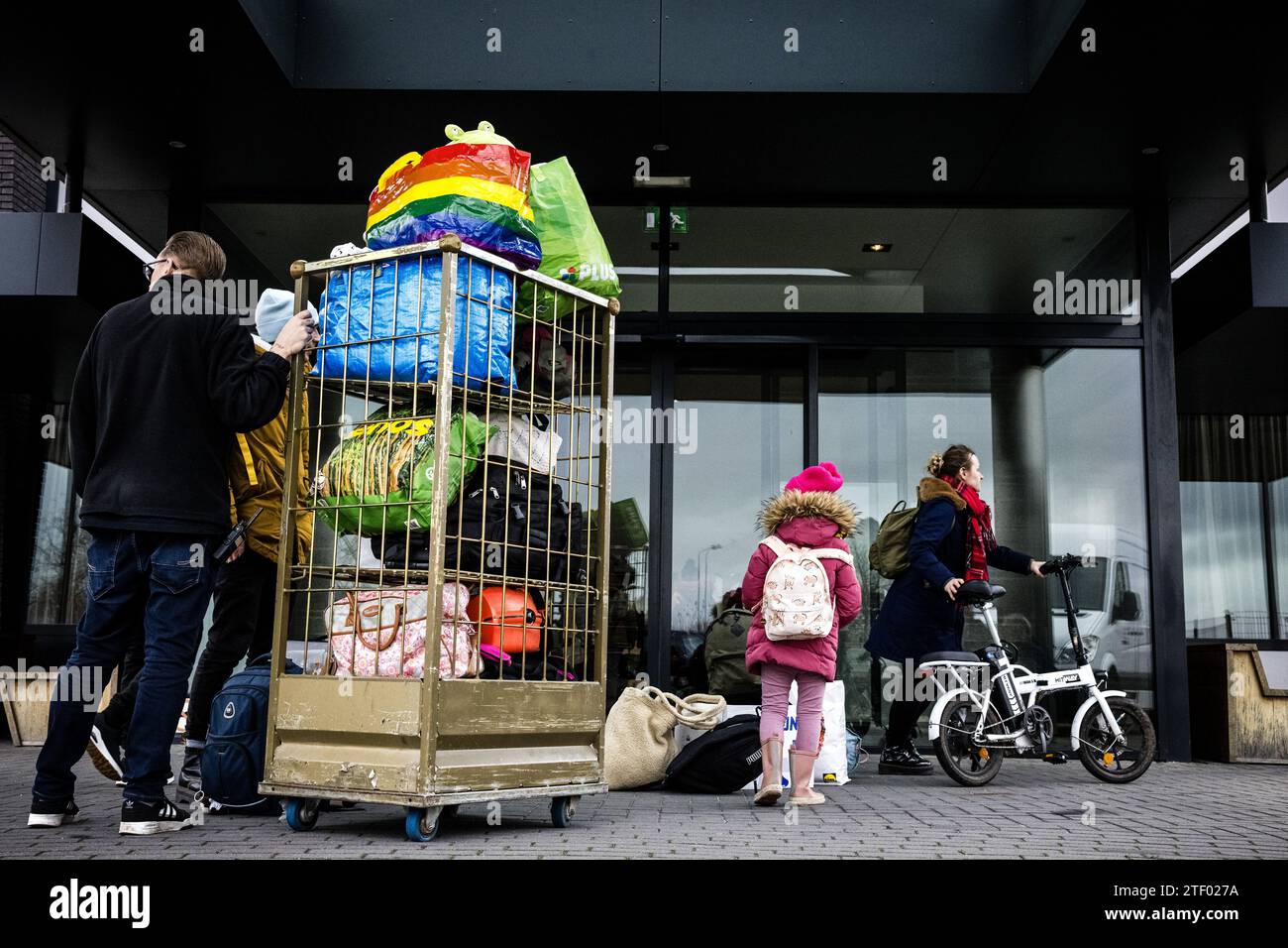 UDEN - The first asylum seekers arrive at the Van der Valk hotel. The ...