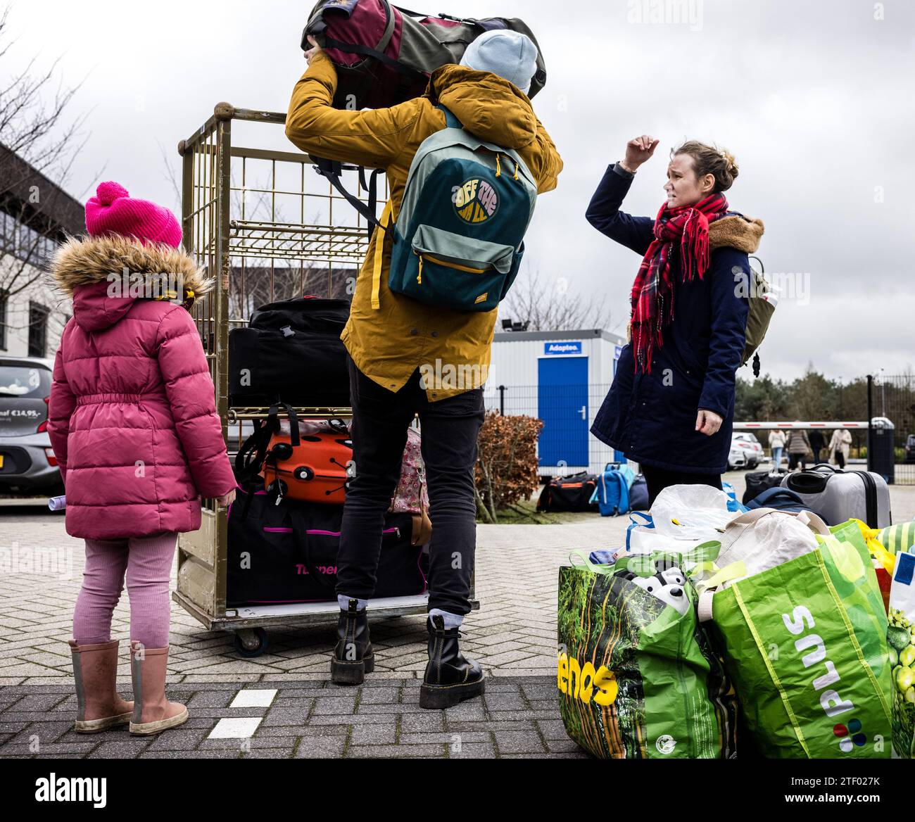 UDEN - The first asylum seekers arrive at the Van der Valk hotel. The ...