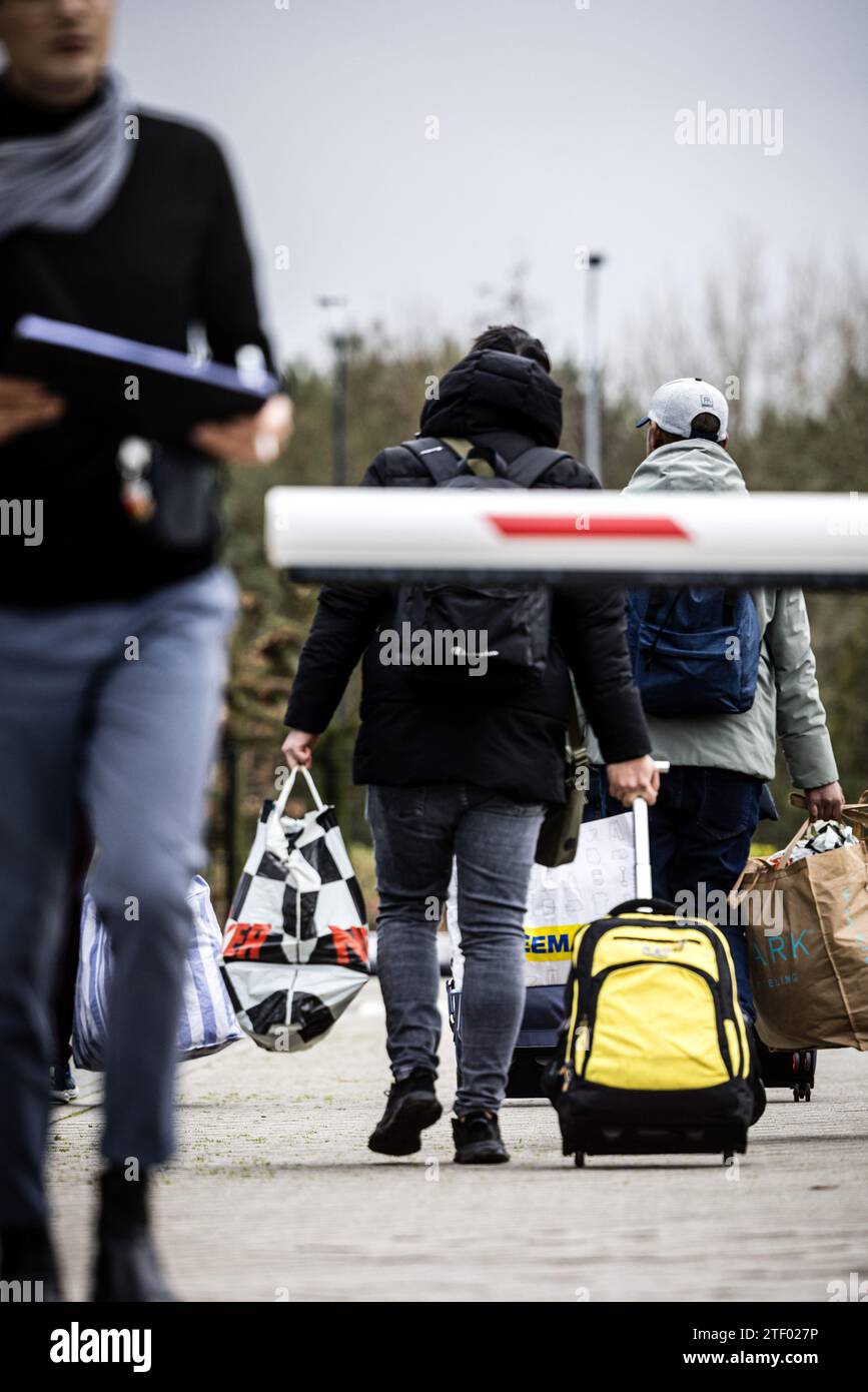 UDEN - The first asylum seekers arrive at the Van der Valk hotel. The ...