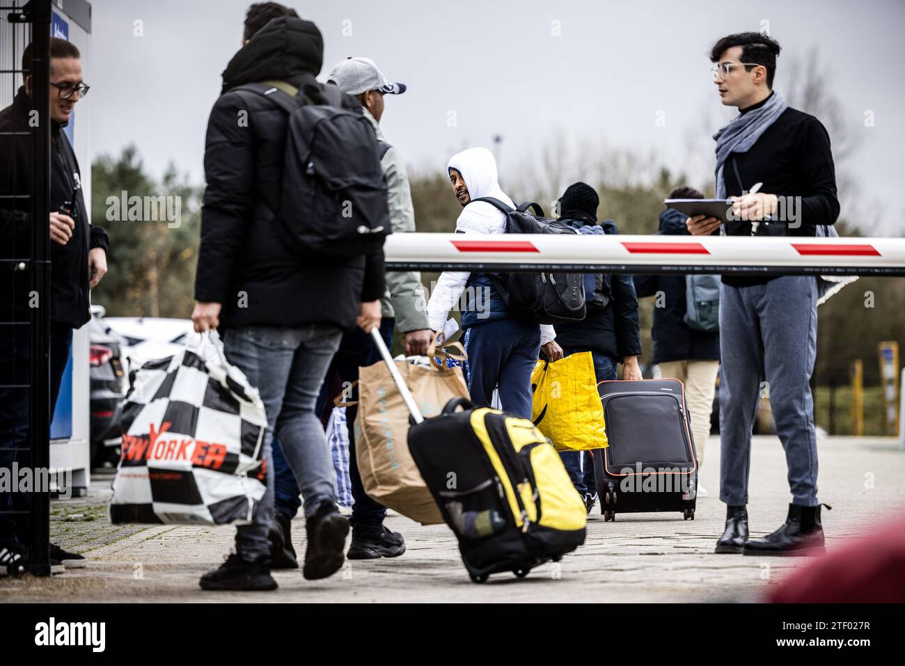 UDEN - The first asylum seekers arrive at the Van der Valk hotel. The ...