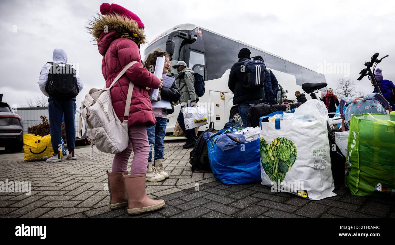 UDEN - The first asylum seekers arrive at the Van der Valk hotel. The ...
