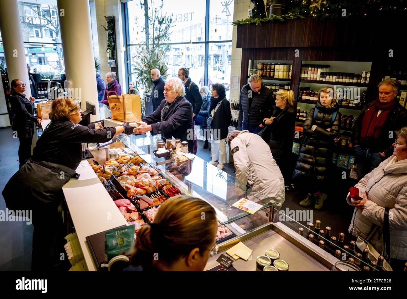 ROTTERDAM - Busy in the store, the day before Christmas. Traditionally ...