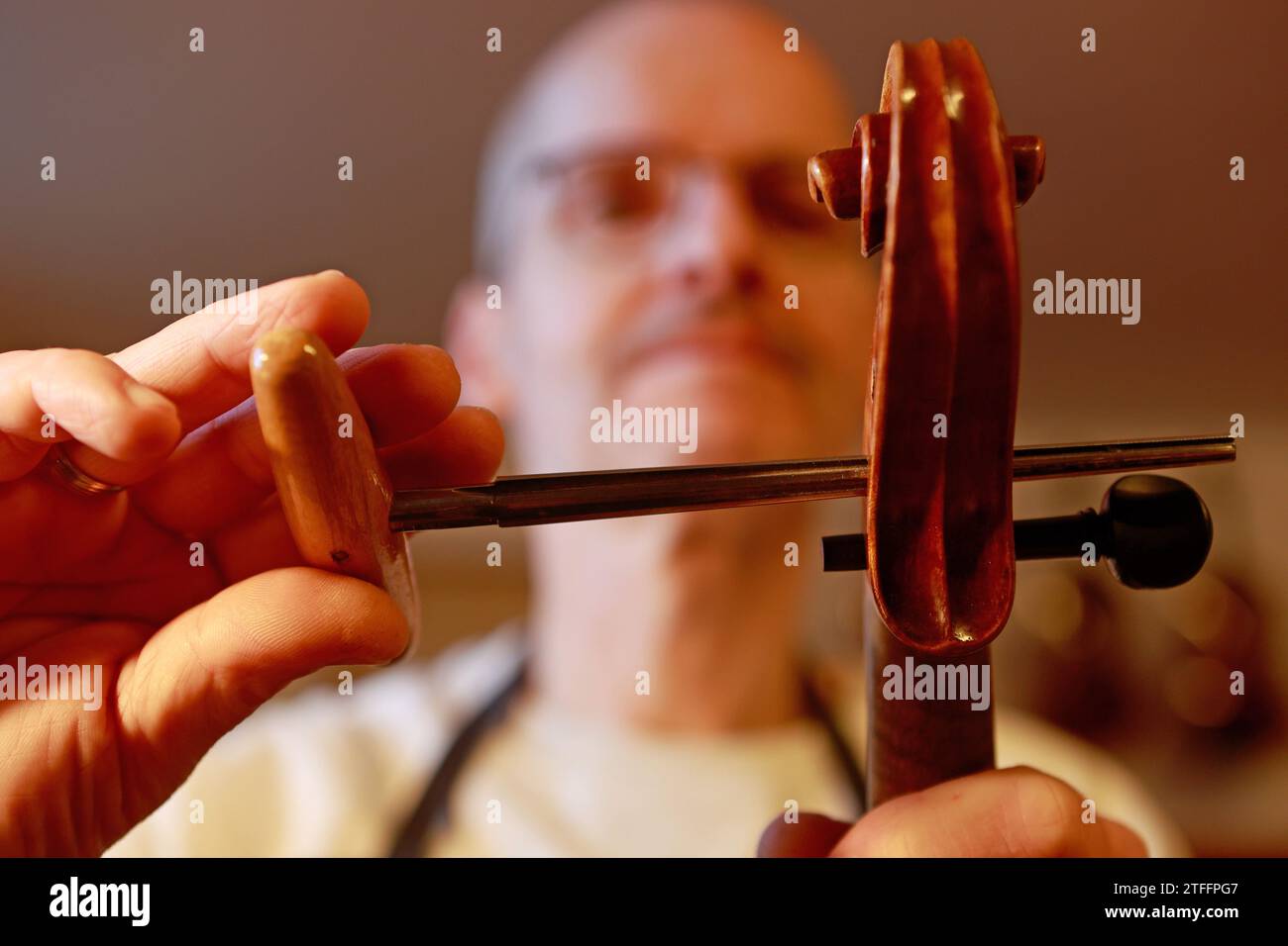 Wernigerode, Germany. 20th Dec, 2023. Master violin maker Matthias ...