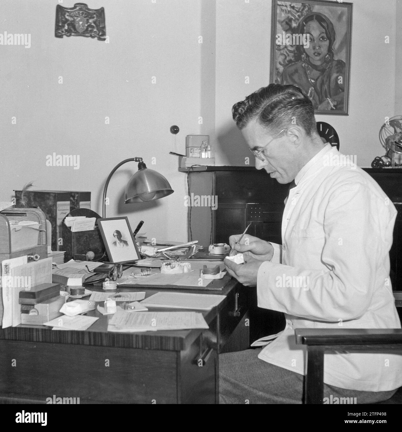 1940s dental practice dentist hi-res stock photography and images - Alamy