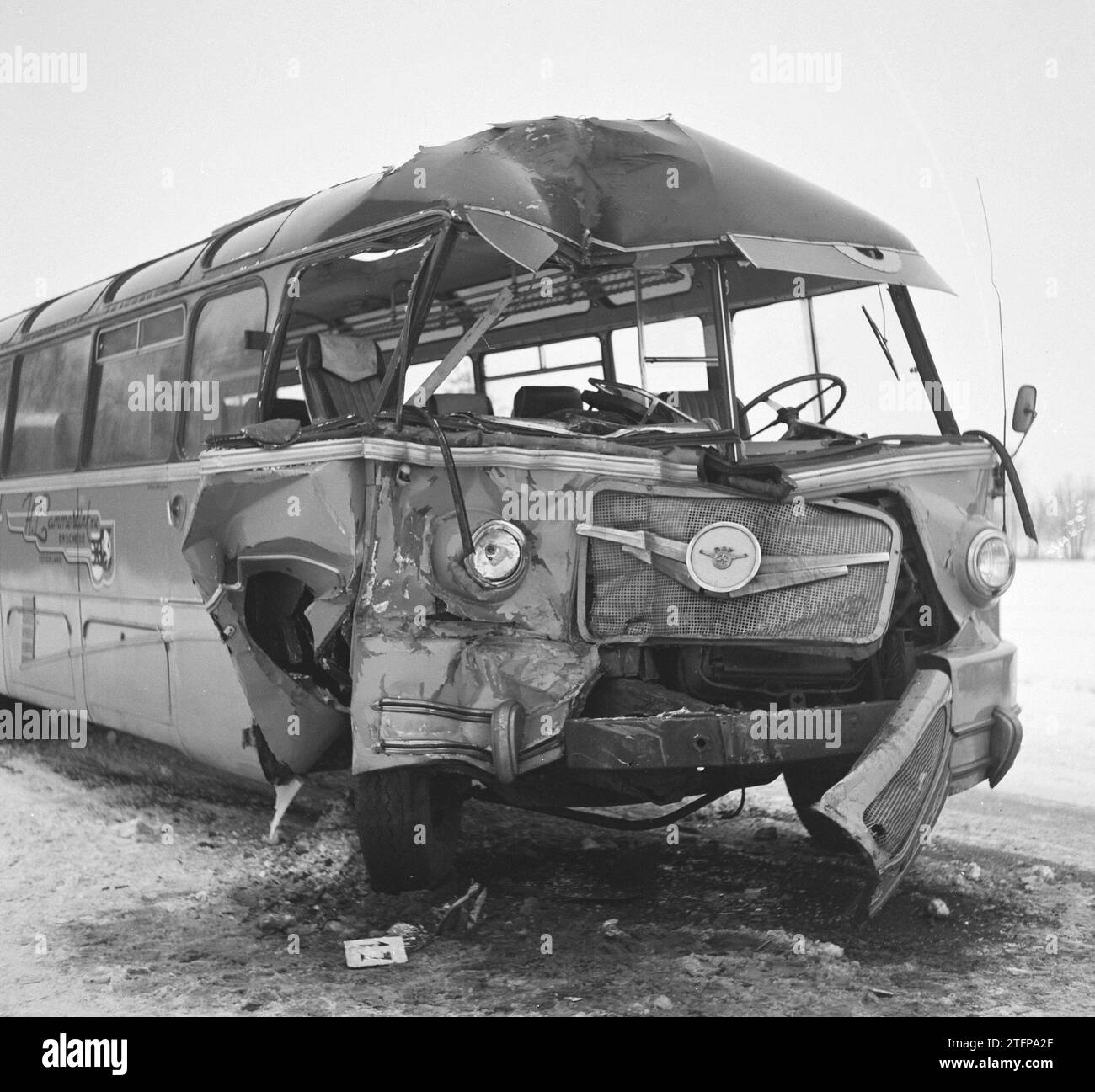 Bus collision on Haaksbergerstraat near Boekelo ca. December 28, 1962 ...