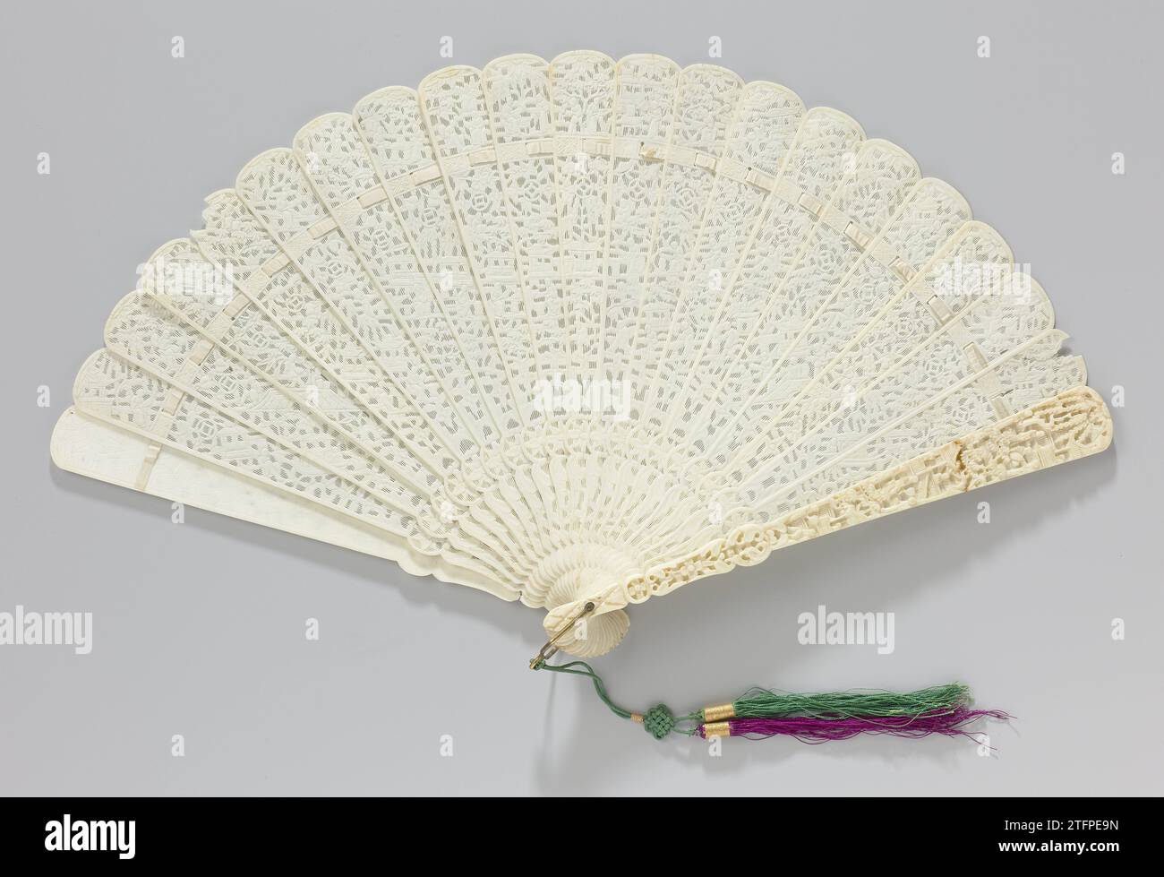 Brisé fan van Been (?) With drowned and sliced legs, on both sides ...