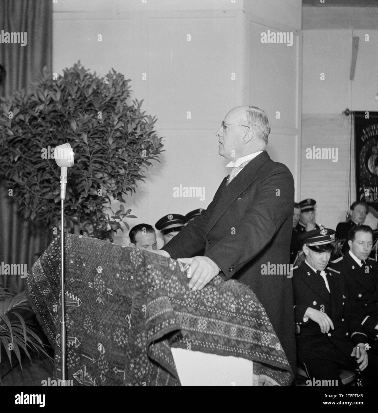 Man behind a lectern hi-res stock photography and images - Alamy