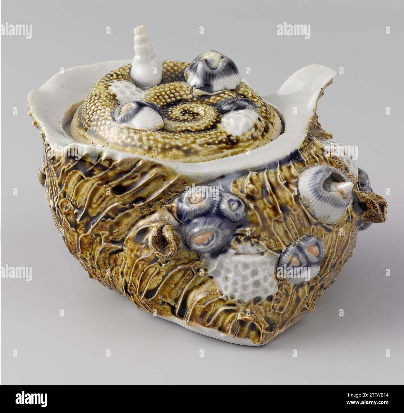 Covered box in the shape of a conch, anonymous, c. 1800 - c. 1825 Box ...