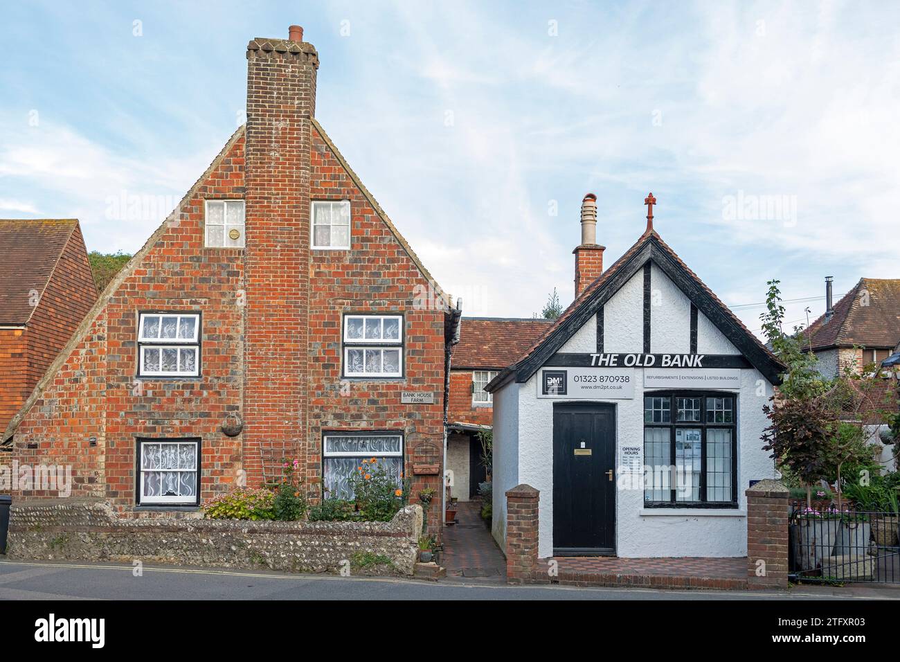 Bank houses hi-res stock photography and images - Alamy