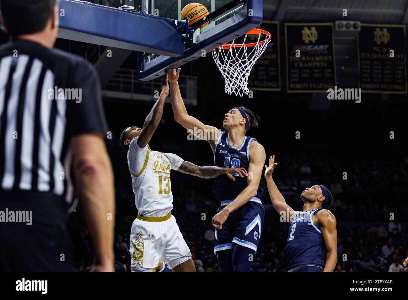 South Bend, Indiana, USA. 19th Dec, 2023. Notre Dame forward Tae Davis ...