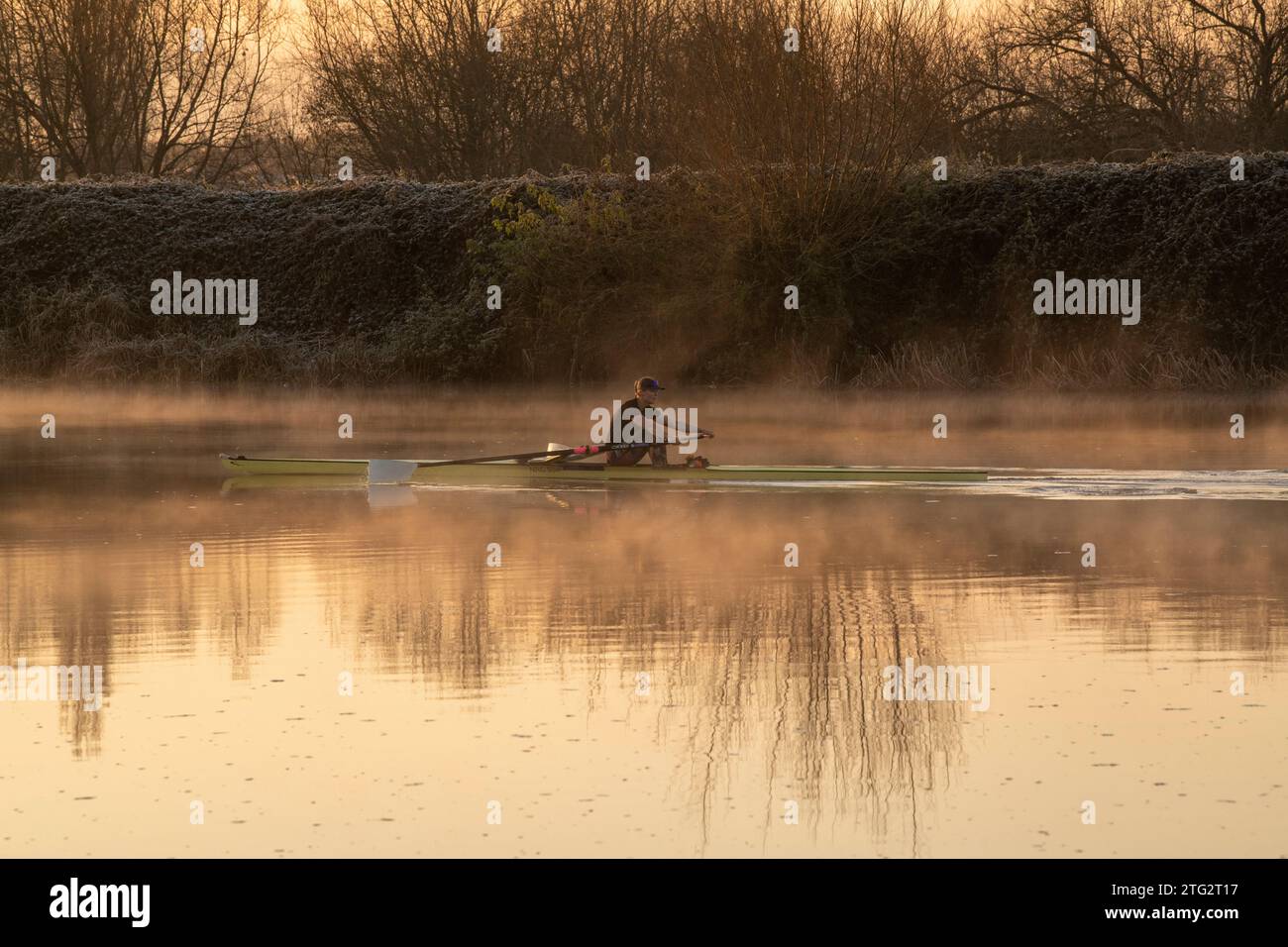 Rower on a frosty morning on the River Trent, at Colwick Park in ...