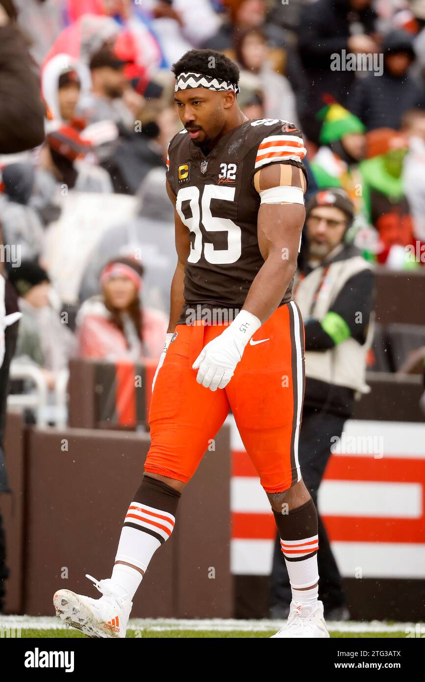 Cleveland Browns defensive end Myles Garrett (95) warms up prior to the ...