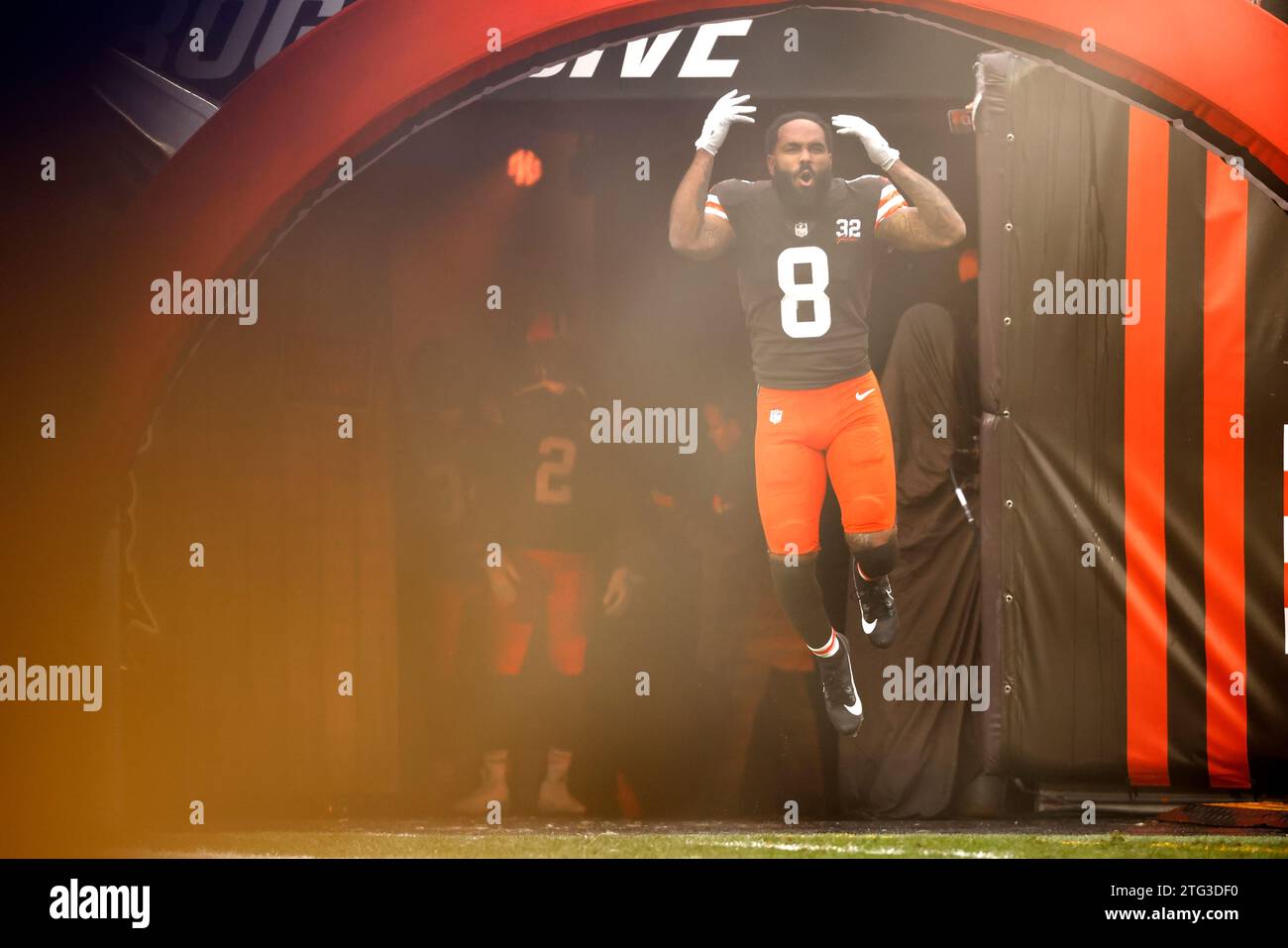 Cleveland Browns wide receiver Elijah Moore (8) runs out onto the field ...
