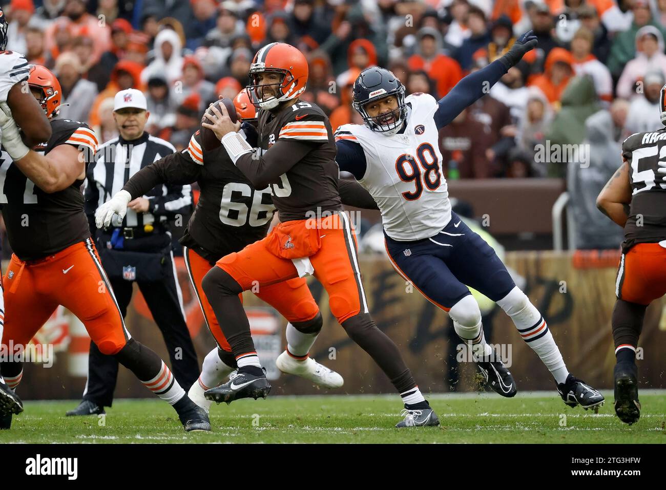 Chicago Bears defensive lineman Montez Sweat (98) attempts two tackle ...