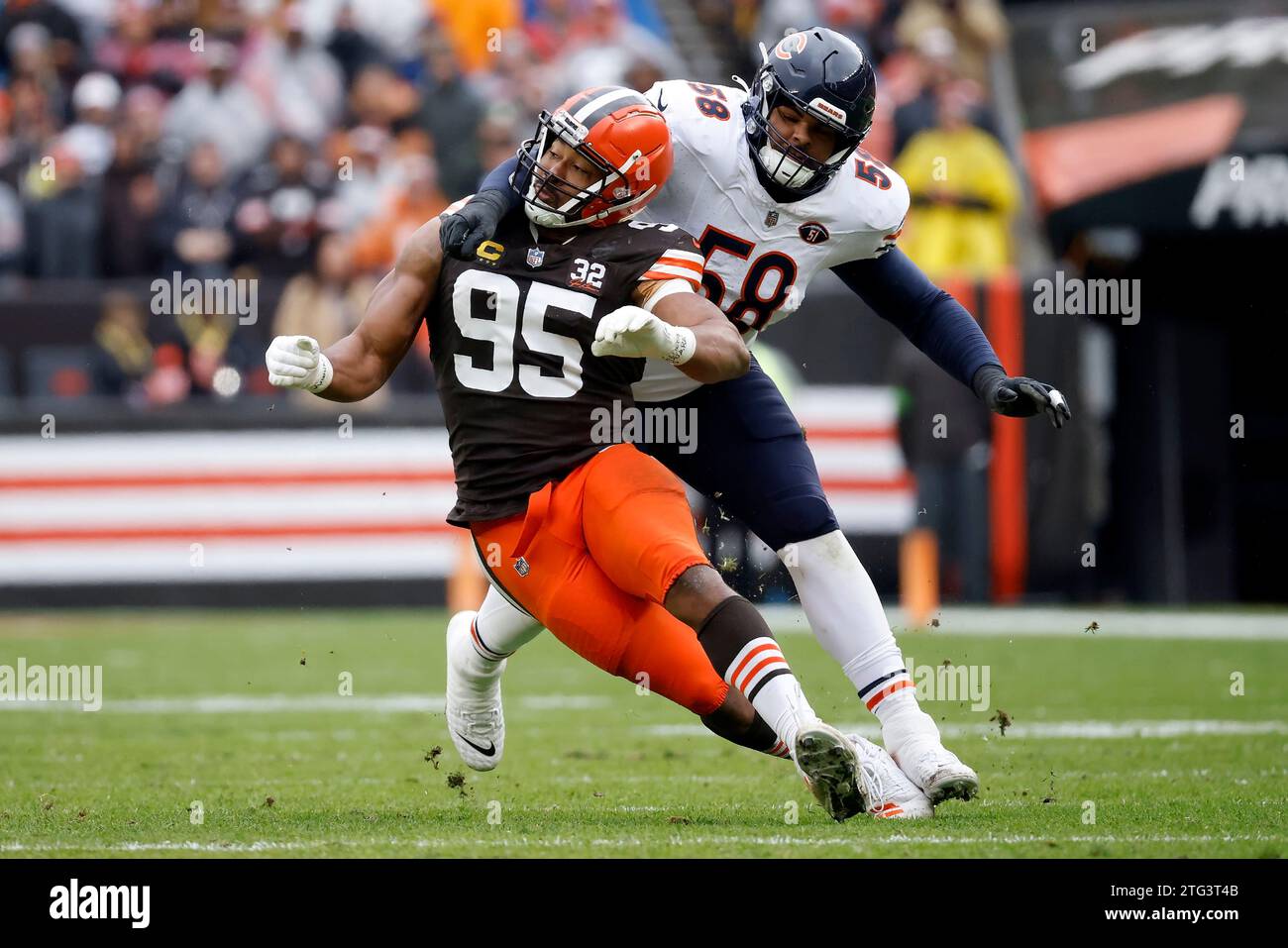 Chicago Bears offensive lineman Darnell Wright (58) blocks Cleveland ...