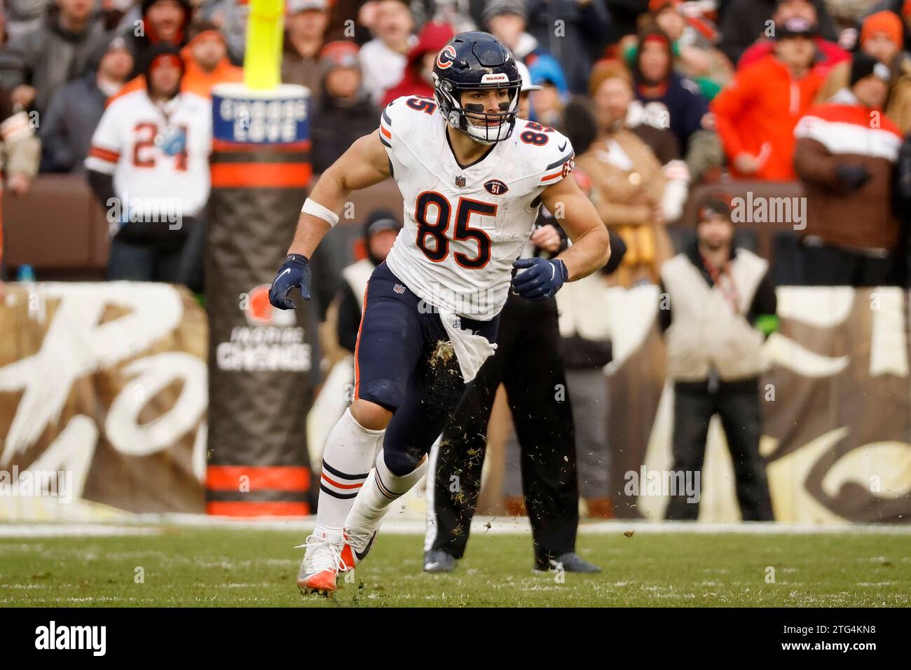 Chicago Bears tight end Cole Kmet (85) runs up the field during an NFL ...