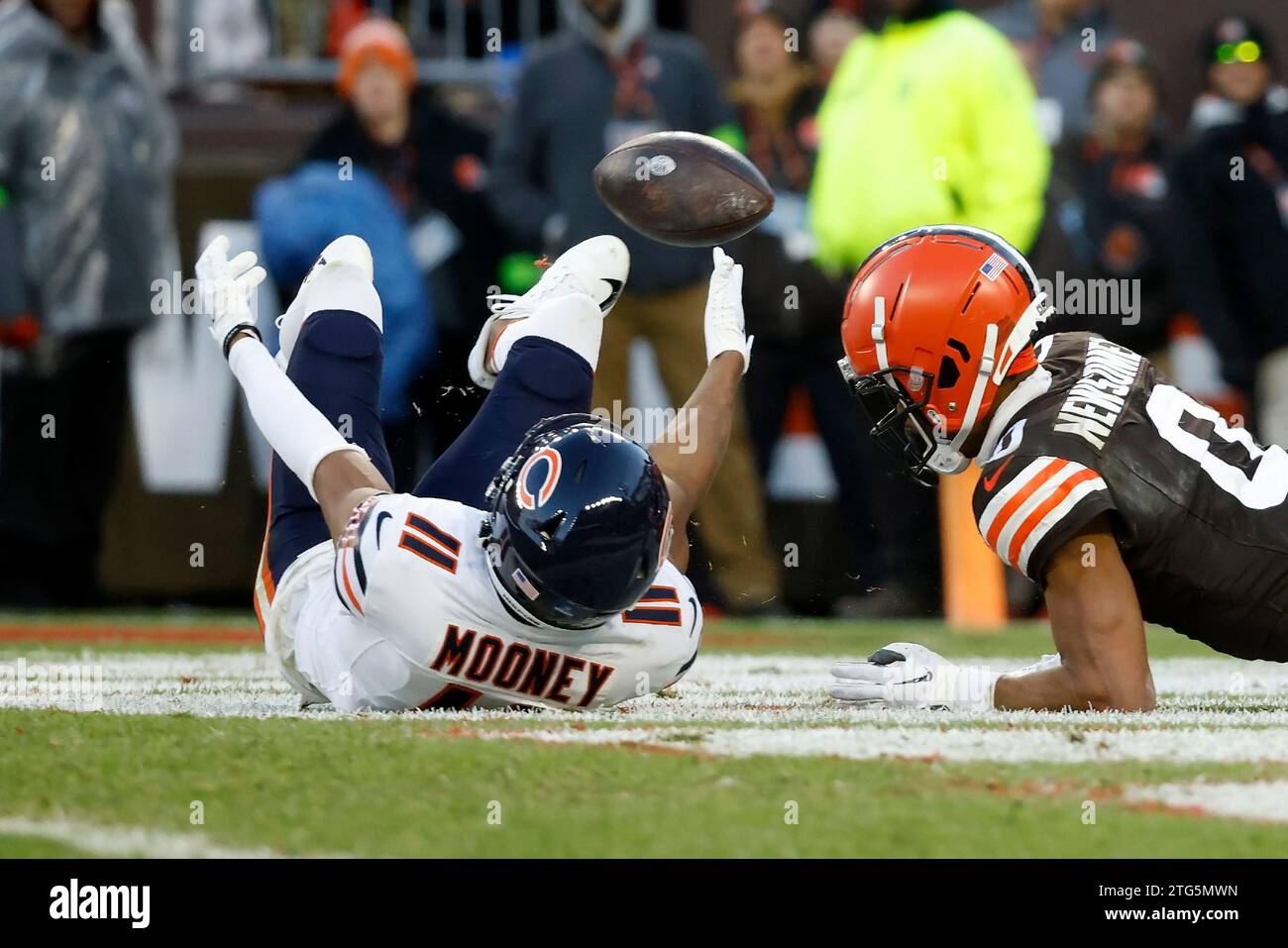 Chicago Bears wide receiver Darnell Mooney (11) looses control of the ...