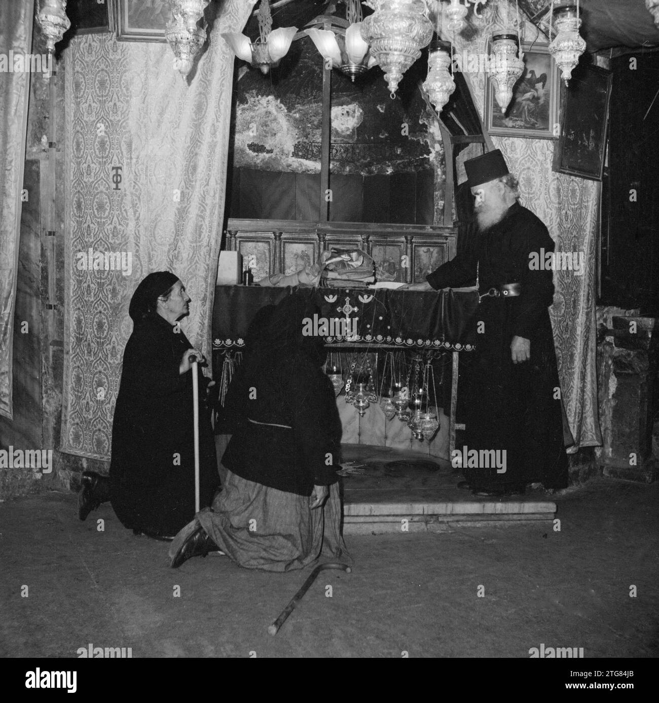 Place of Jesus birth in the cave under the Church of the Nativity in ...