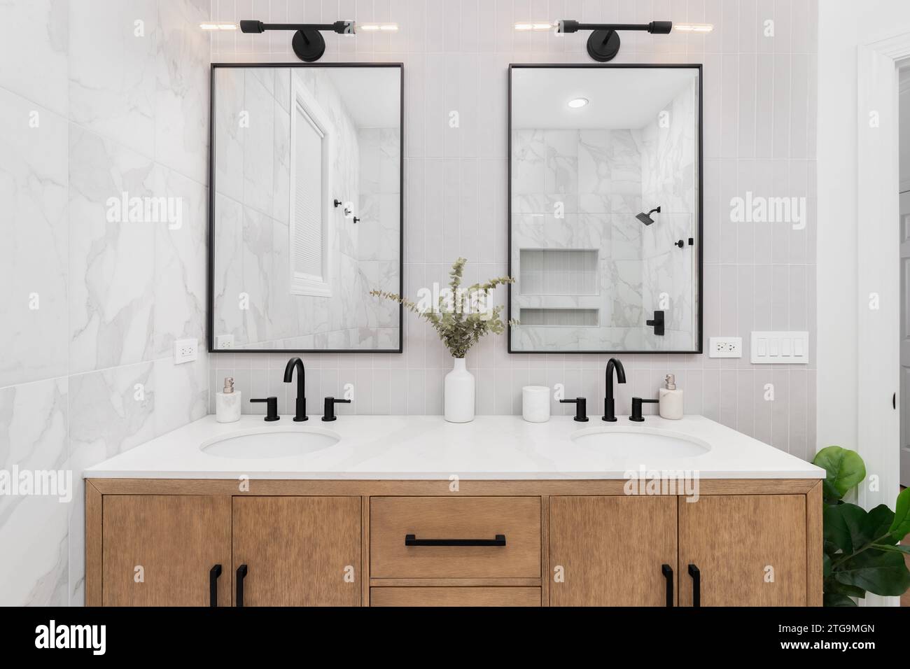 Granite countertop vertical hi-res stock photography and images - Alamy