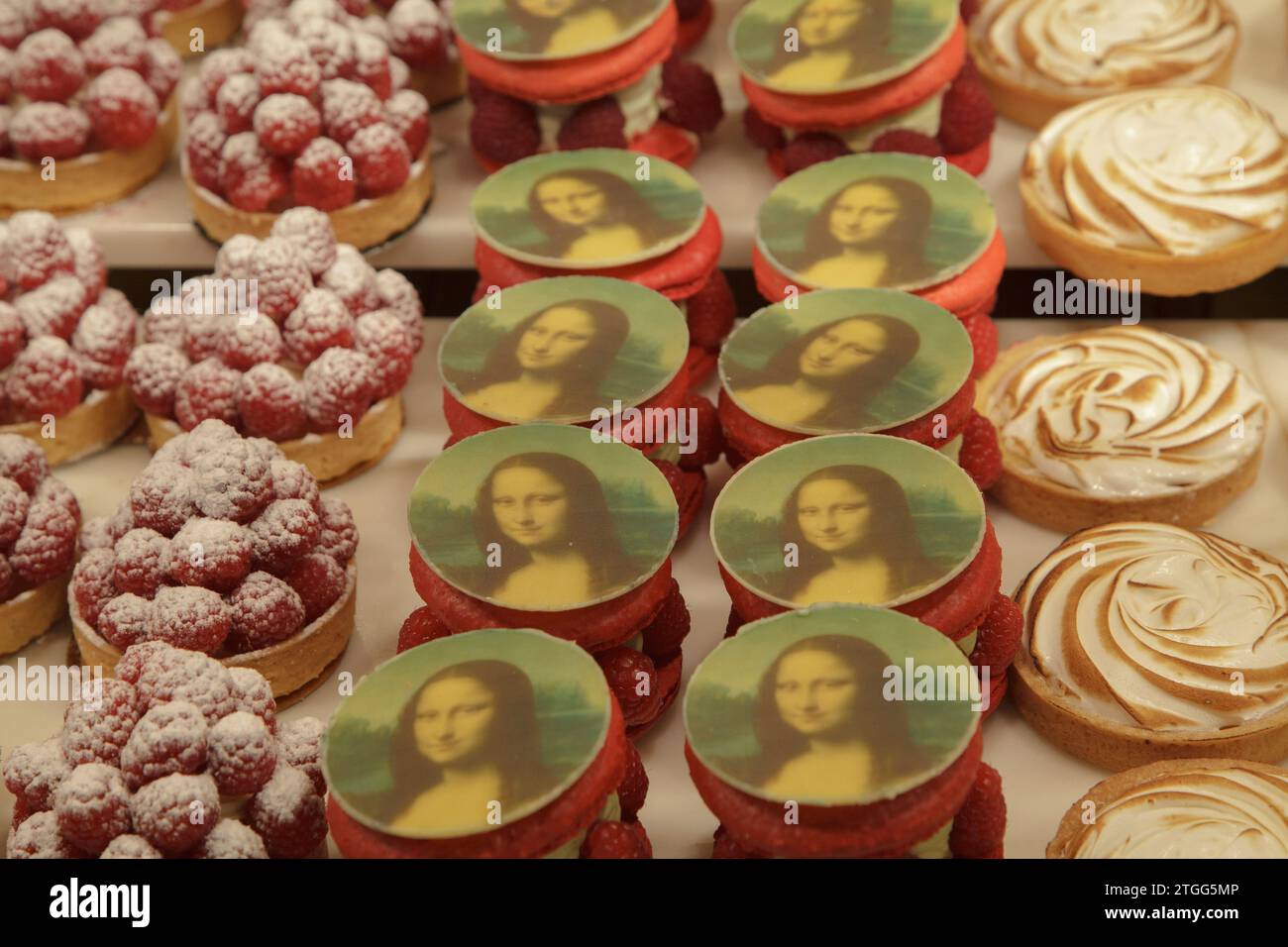 An image of the Mona Lisa is used to top dessert cakes in the window of ...