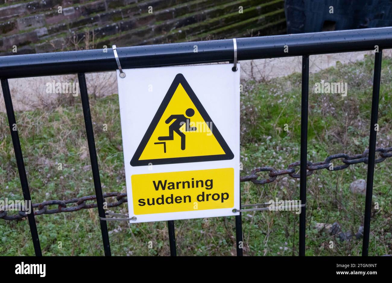 Sudden drop warning sign hi-res stock photography and images - Alamy