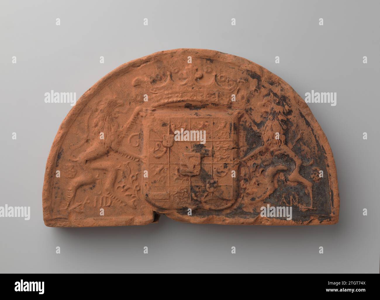 Semi -round fire brick with the coat of arms of Maurits van Nassau ...
