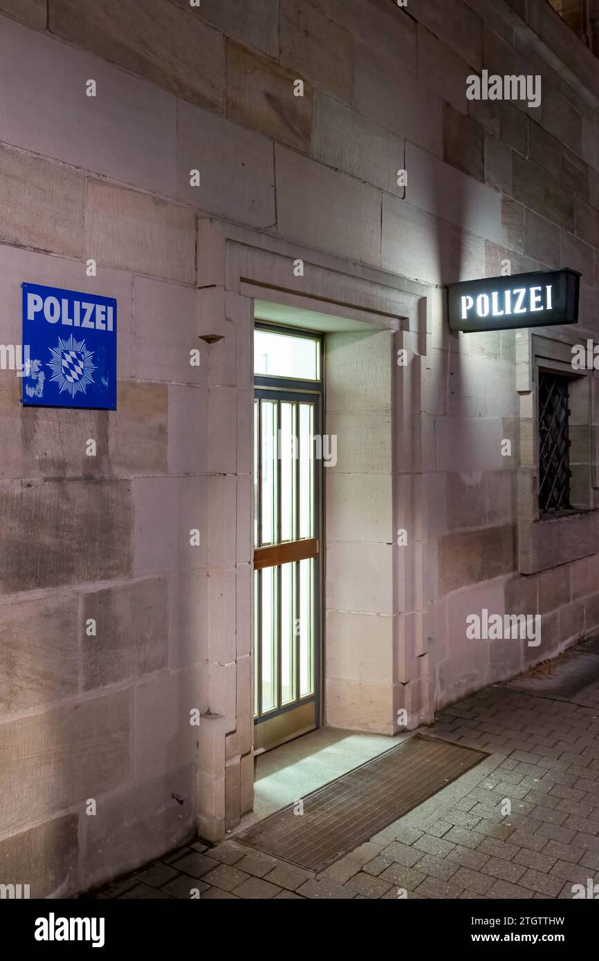 Symbolbild: Polizei-Schild vor Polizeistation, hier an die Rathhaus ...