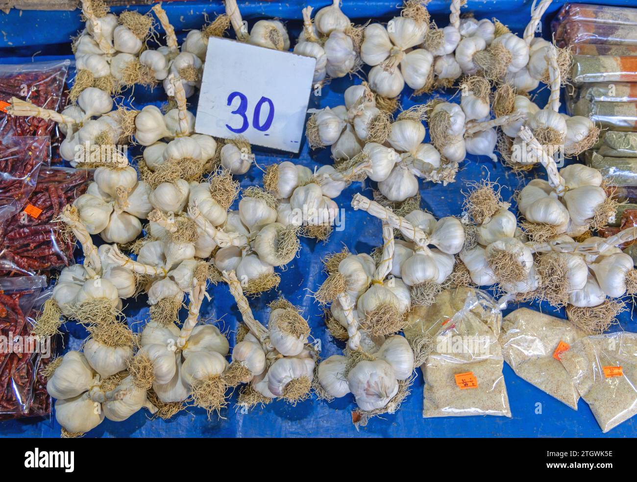 Bunch of Dried Garlic Spice at Farmers Market Stall Stock Photo - Alamy