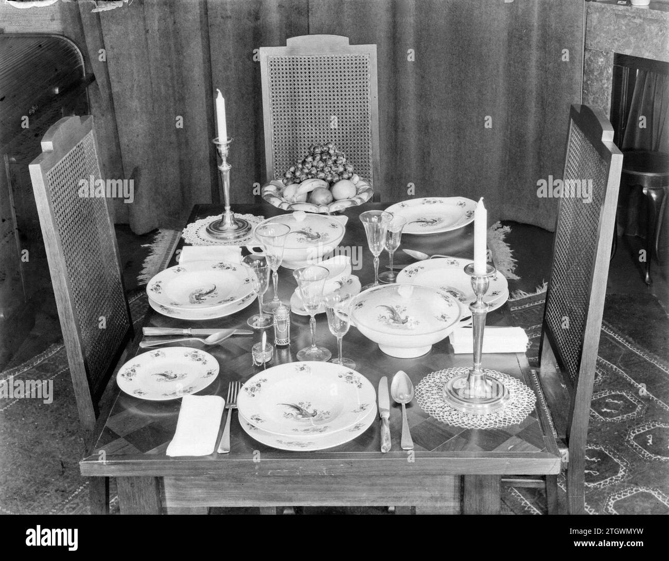 1930s setting Black and White Stock Photos & Images - Alamy