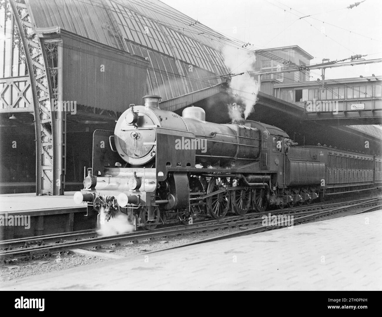 Steam locomotive of the 3900 series with wagons in the Central Station ...