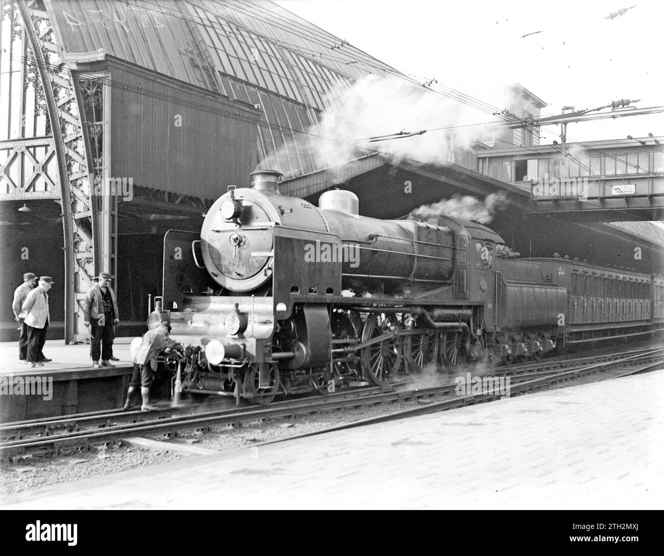 Steam locomotive of the 3900 series with wagons in the Central Station ...