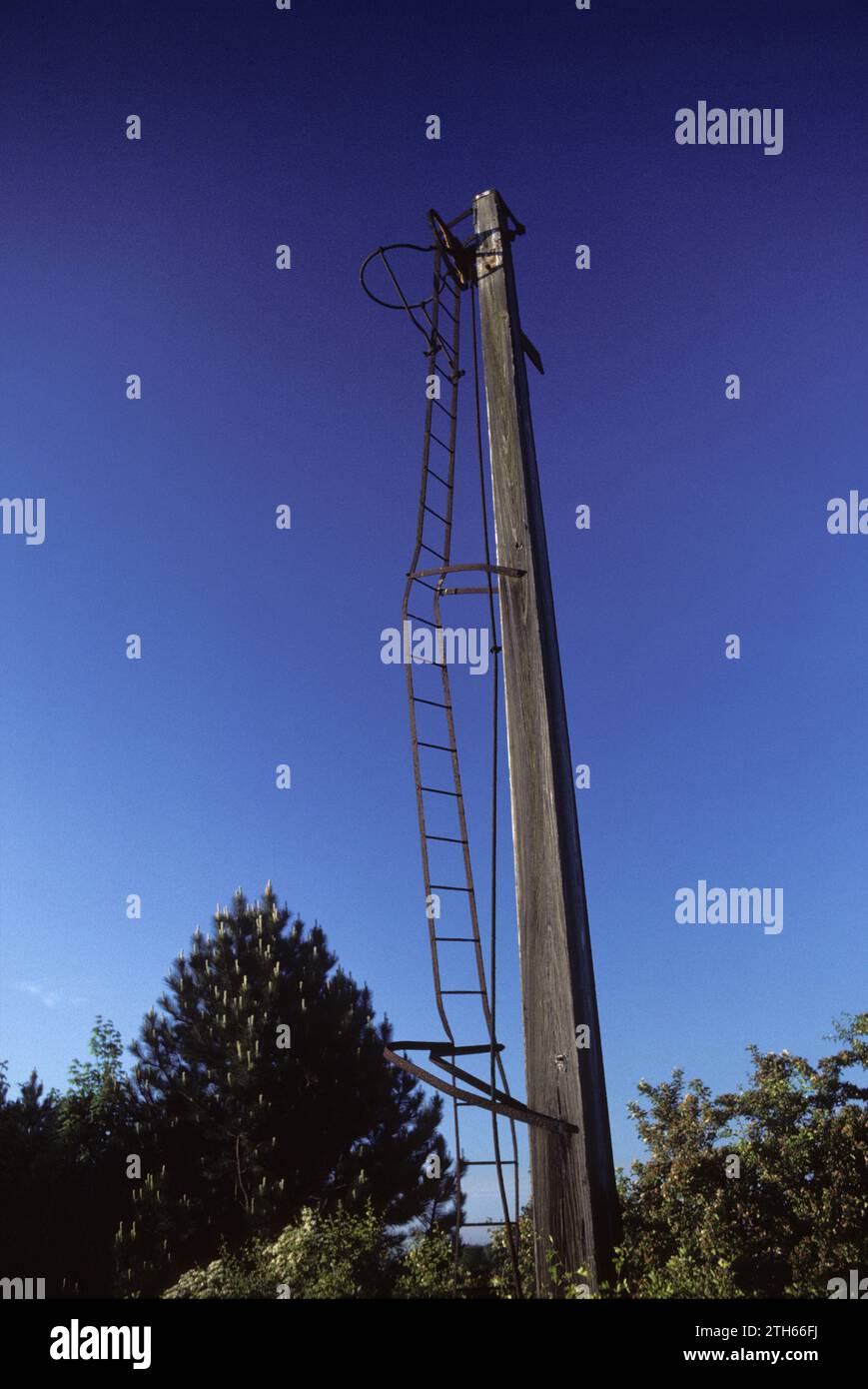 Old railway signal near disused line in the UK Stock Photo - Alamy