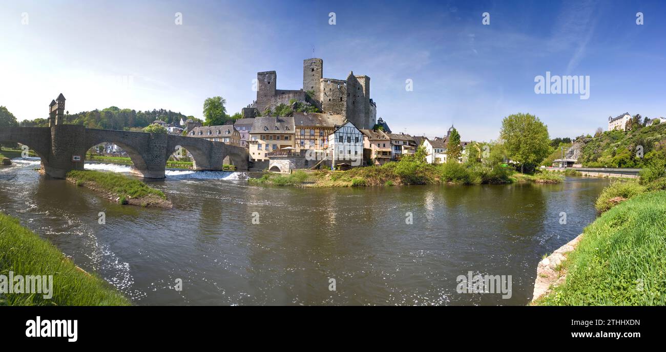 Runkel Castle, old Lahn bridge, Runkel on the Lahn, Hesse, Germany ...