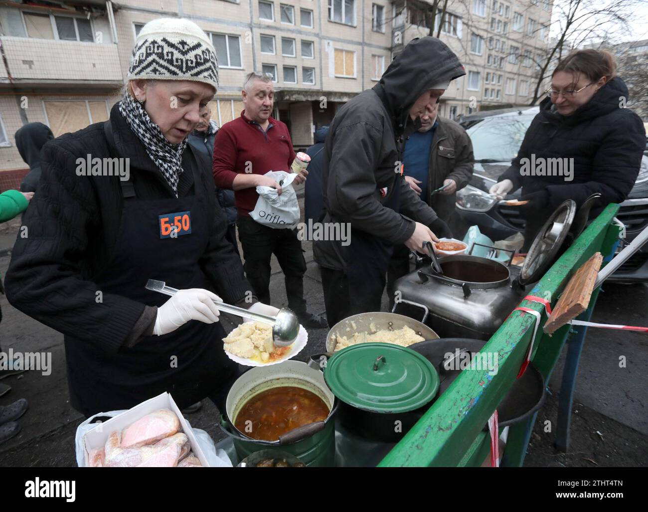 Non Exclusive: KYIV, UKRAINE - DECEMBER 19, 2023 - Volunteers of the B-50 Field Kitchen serve a ...